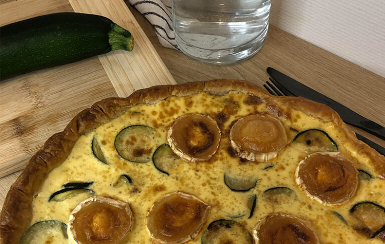 Quiche lardons, courgettes et chèvre : parfait pour le déjeuner